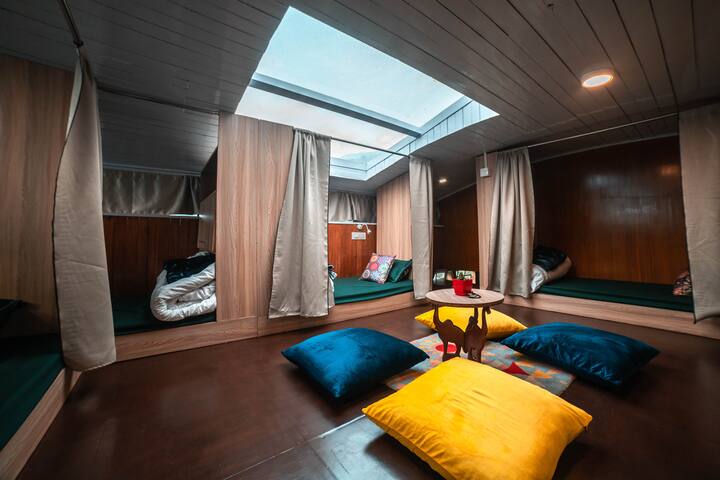 Mixed Dorm With Mountain View At Tag Along Hostel - Sikkim