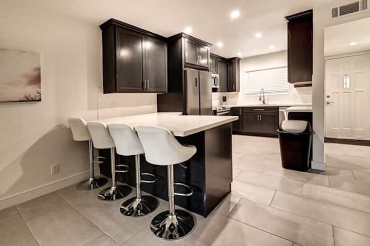 Luxury Old Town 2br2ba
Townhome Pools Bbq Patio - Scottsdale