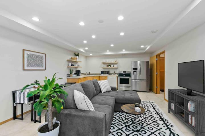 Roomy Fircrest 2-bedroom, Cozy&chic - Steilacoom, WA