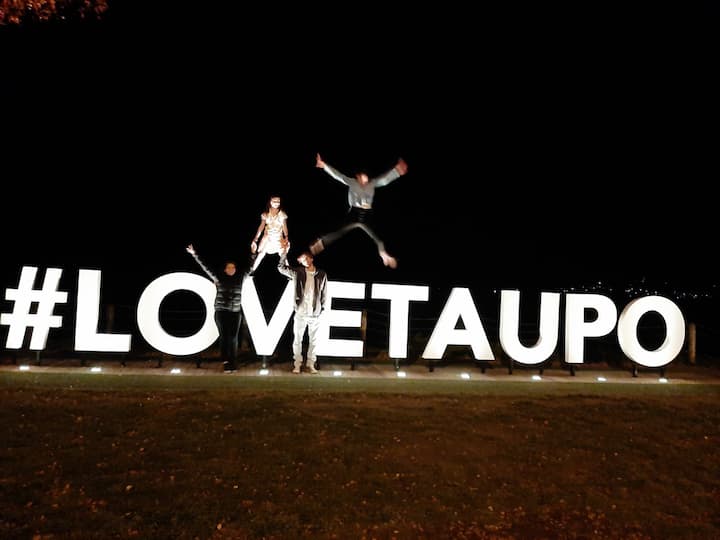 6 Bedrooms, 4 Bathrooms And Spacious Living - Taupo