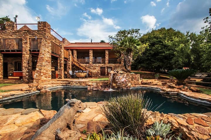 Idwala Le Ingwe 12-sleeper Holiday Home Mid-week - Hekpoort