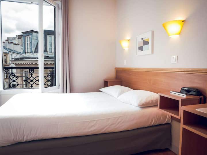 Montmartre-double/shared Bathroom - Paris