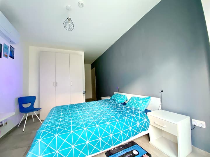 Central: Bedroom-private Bathroom & Balcony - Malta
