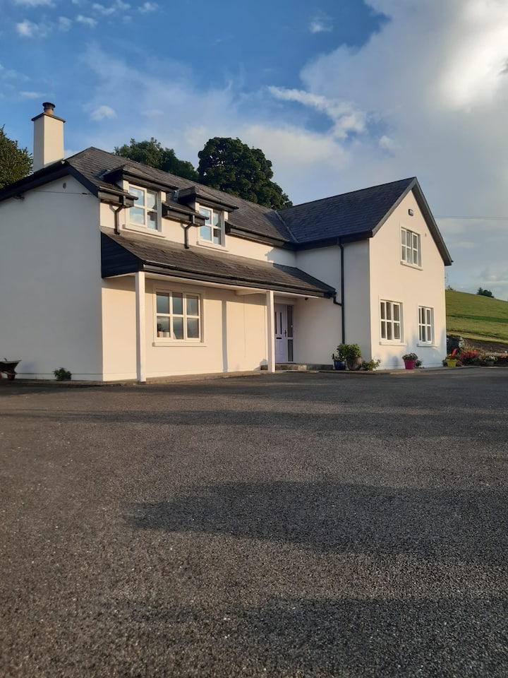 Mature 4 Bedroom Home With Relaxing Garden And Wonderful Views - Tullow