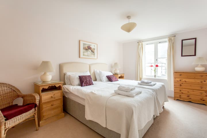 Royal Mile One Apartment, City Centre - Edinburgh