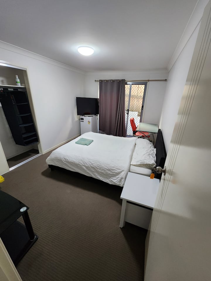 Large Room In Granny Flat In Contemporary House - Brisbane