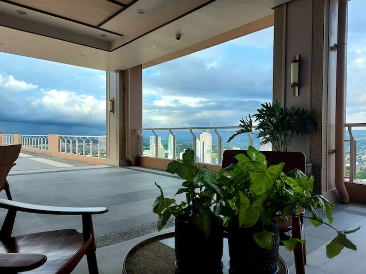 1br Balcony. Netflix+pool (M-wf)+roofdeck Access - Quezon City