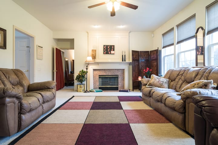 Garden View King Bedroom - Ypsilanti, MI