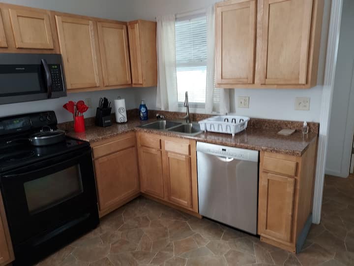 Nice 3 Bed, Fenced Yard, Quiet And Comfortable - Lansing, MI