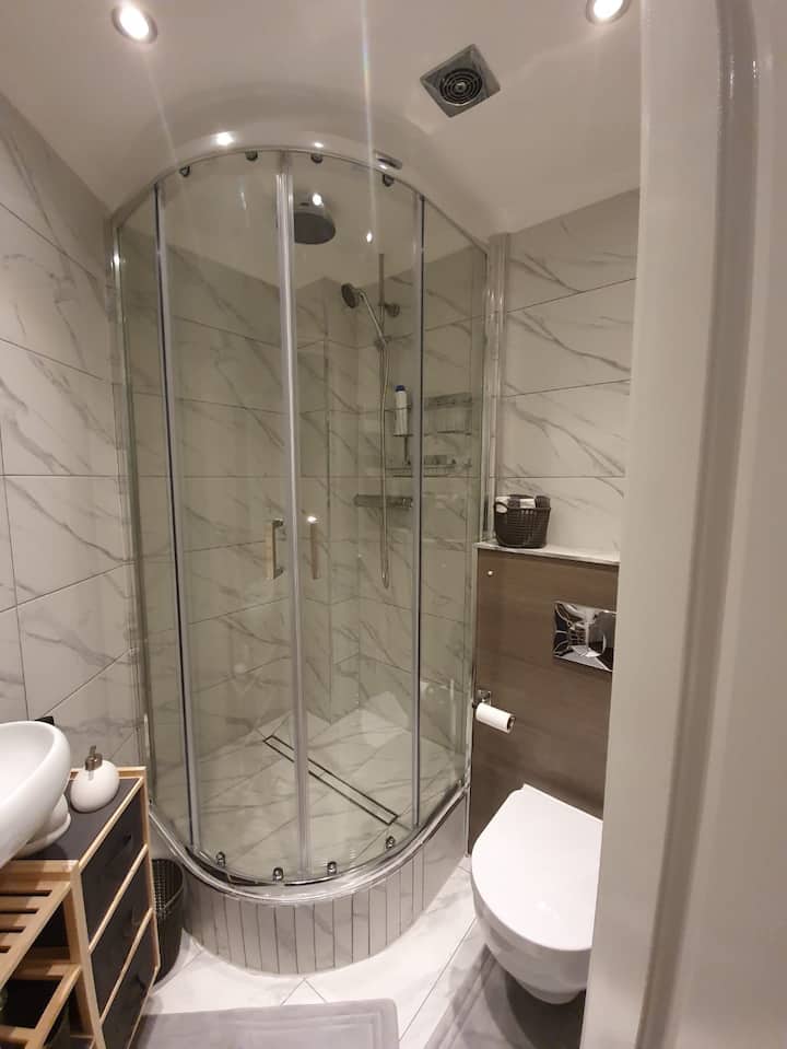 Newly Refurbished Modern En-suite Bedroom - Uxbridge, UK