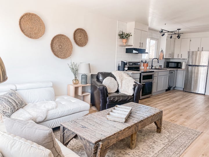 Harbour Views Meet Rustic Modern Living - 哈利法克斯