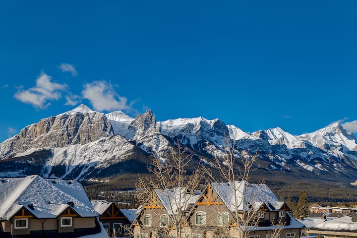 Stylish Mountain View Condo With Gym - キャンモア