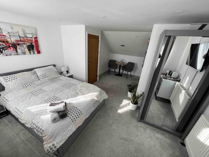 Beautiful Sunny En-suite - Hemel Hempstead