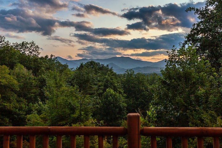 Peaceful Paradise Secluded Mountain Log Cabin With Scenic View And Game Room - Cherokee, NC