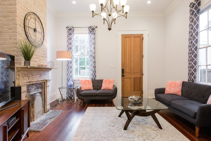 Creole Cottage Two Blocks From St. Charles - New Orleans, LA