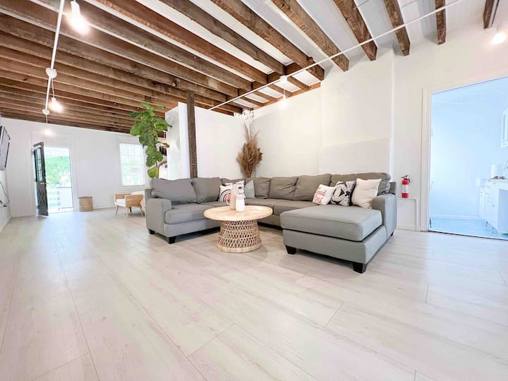 Retreat W/ Parking • Sleeps 6 - Phoenixville, PA