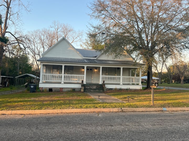 Historic Remodeled Home - Ashford, AL
