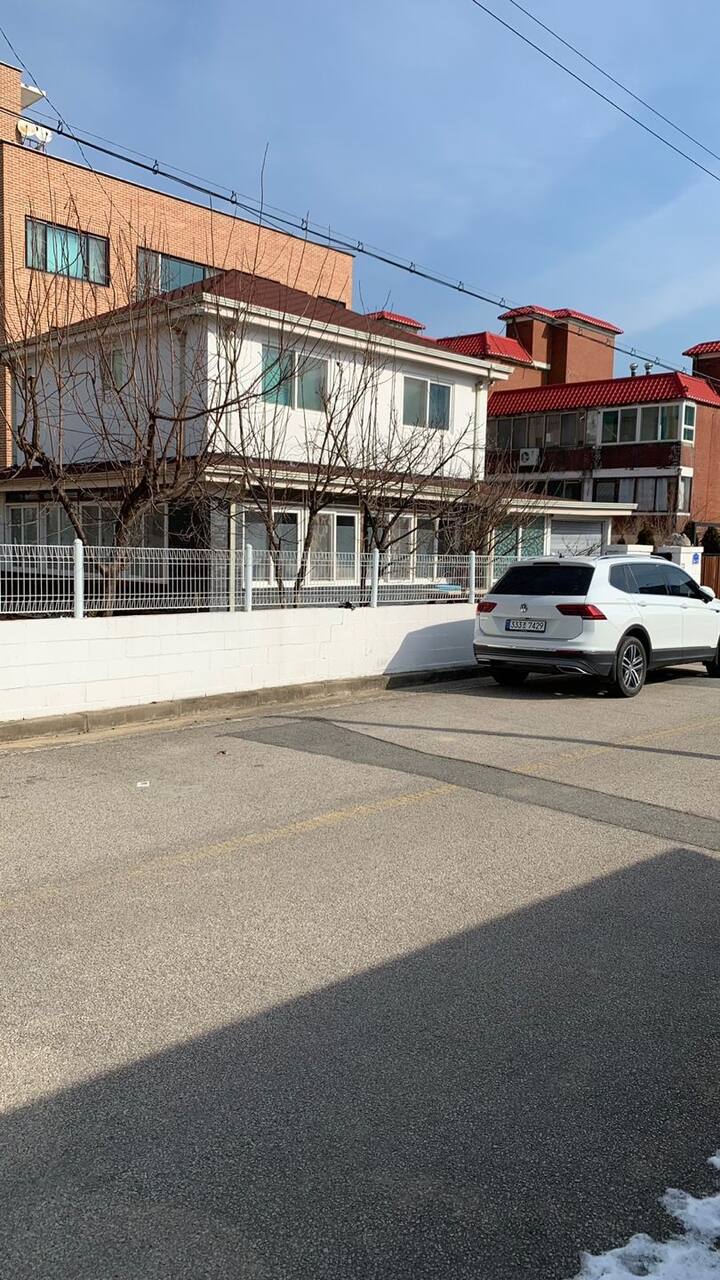 도고온천! 건물내 무료 주차 3대 가능, 방 2개, 거실 1, 화장실 2개. 야외 바베큐 - 예산읍