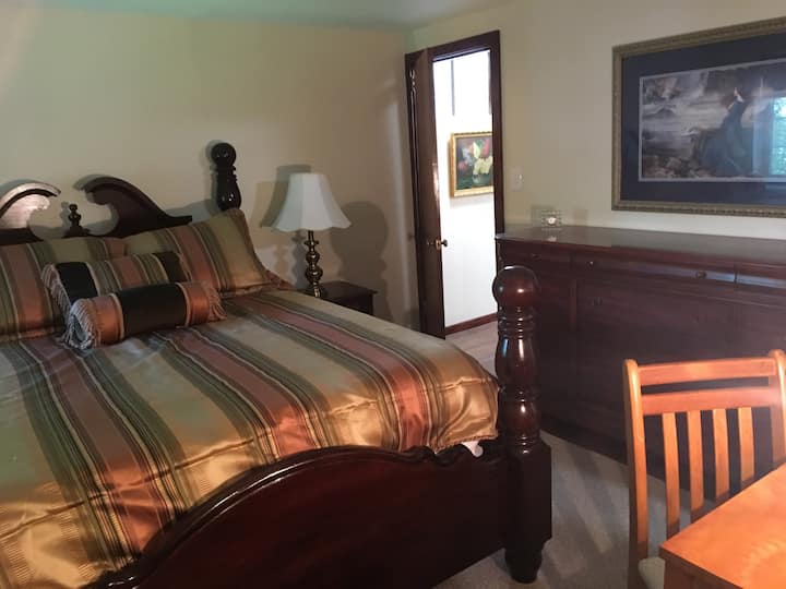 Traditional Decor, 1br, 1ba, Yourhomeawayfromhome - 몬로빌