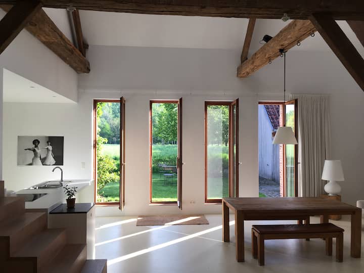 Het Zwaantje: Woning Omgeven Door Kunst En Natuur - Londerzeel