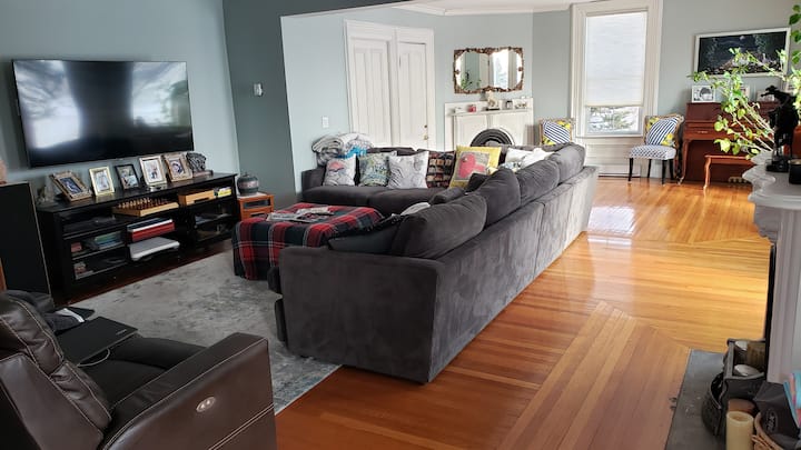 Adirondack Lakefront Victorian With City Comforts. - Plattsburgh, NY