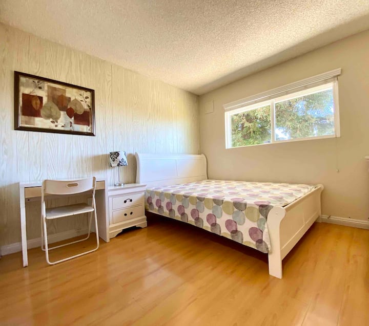 Guest Suite With Private Entrance 哈岗独立进出一房一浴一厅/厨 - 羅蘭崗