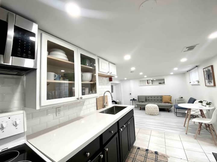 The Urban Hideaway  |  Stunning Private 2-bedroom - Brampton