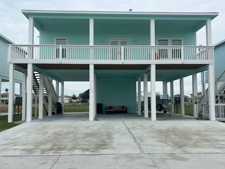 Reel Salty Is A Cheerful 3 Bedroom Home W/ Pool - Rockport, TX