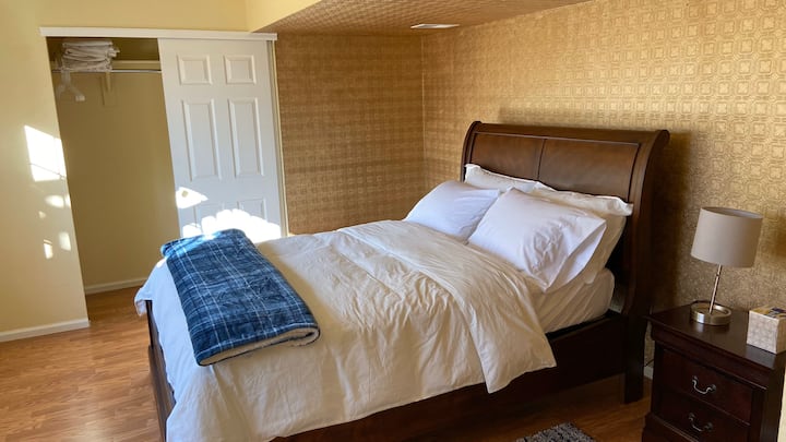 Convenient Walkout Basement Apartment. - Aurora, CO