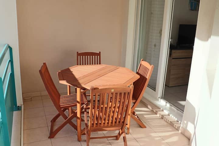 Charming, Air-conditioned One-bedroom Apartment, Wi-fi, 5 Minutes From The Beaches, Downtown, And The Train Station - Saint-Raphaël