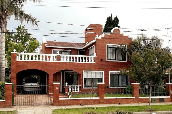 Hermoso Chalet Frente Al Lago San Roque! - Villa Carlos Paz