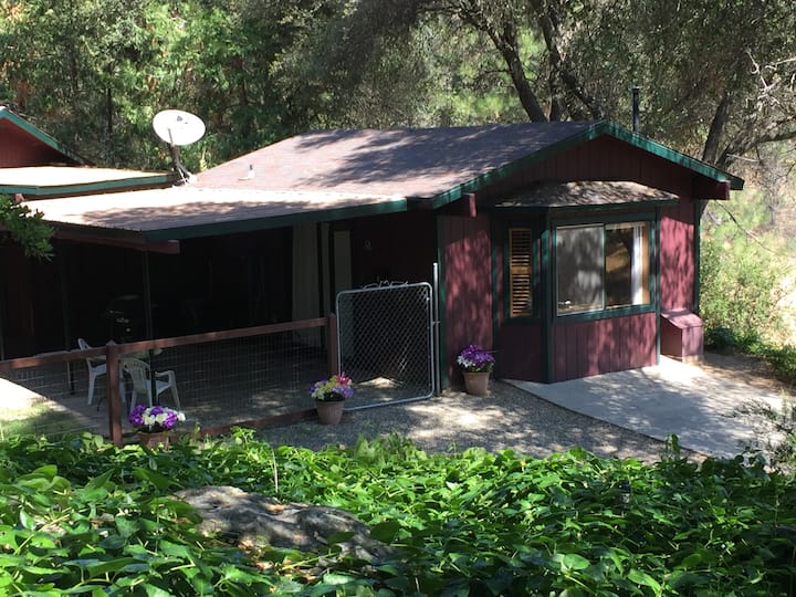 Yosemite's Suite Retreat's Little Bear Cottage - Oakhurst, CA
