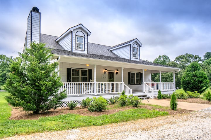 Modern And Spacious Home Surrounded By Scenic Willow Trees. - Brevard, NC