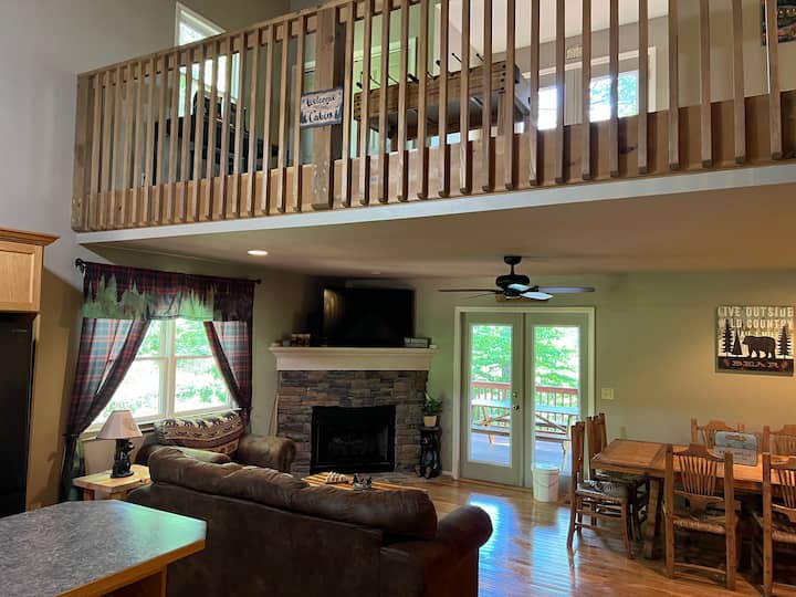 Cozy Secluded Ellijay Bear Haven Cabin - Carters Lake, GA