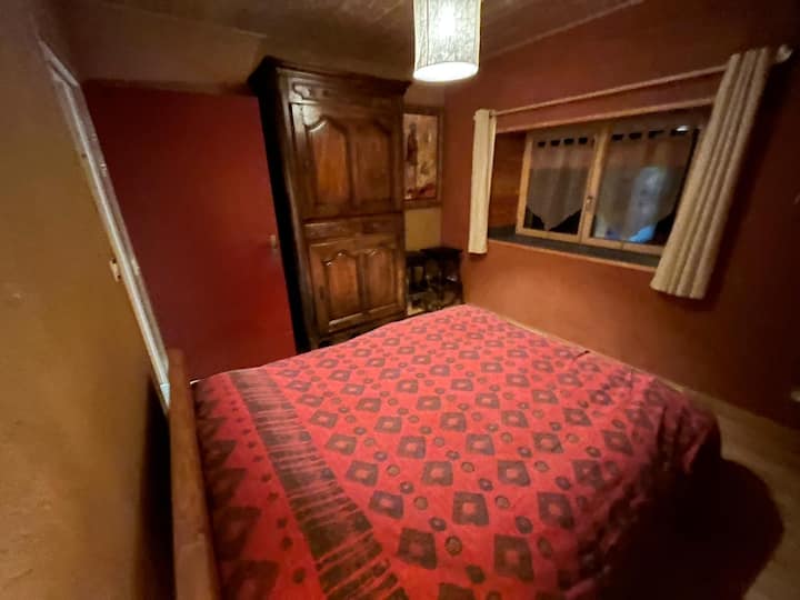 Chambre Aux Murs En Argile Et Au Parquet Bambou - Lamoura