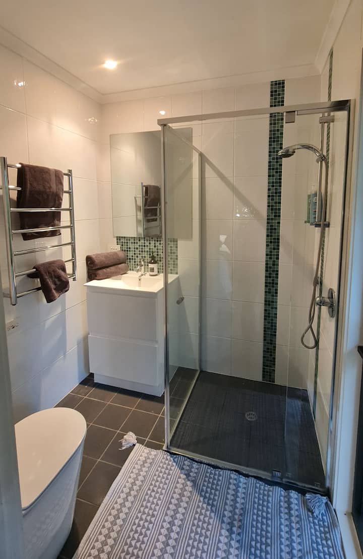 The Garden House Bnb - Queen Suite - 입시치