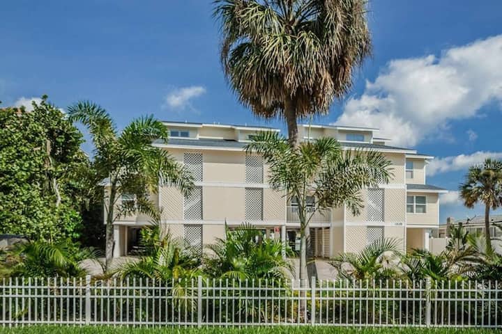 Solmate 2/2, Kayaks, Beach, Views, Boat Slip - Treasure Island, FL