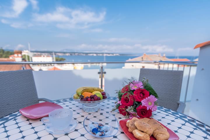 Sea View Two-bedroom Apartment In City Center - Malinska