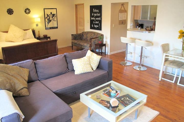 Charming Mid City Private Studio - Los Angeles, CA
