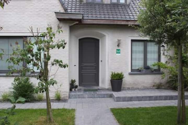 Unieke Ruime Villa: 5 Slaapkamers En 5 Badkamers! - Lochristi