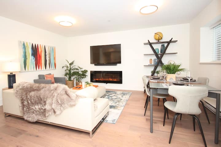 Private Hillside Luxury Suite - White Rock