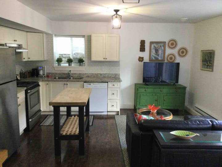 Colourful And Modern Suite Close To Beach . - White Rock