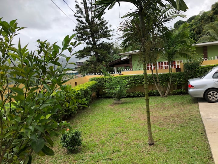 A Beautiful Cozy Modern House - Port of Spain