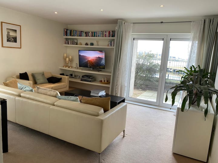 Private Room In A Riverside Apartment - London, UK