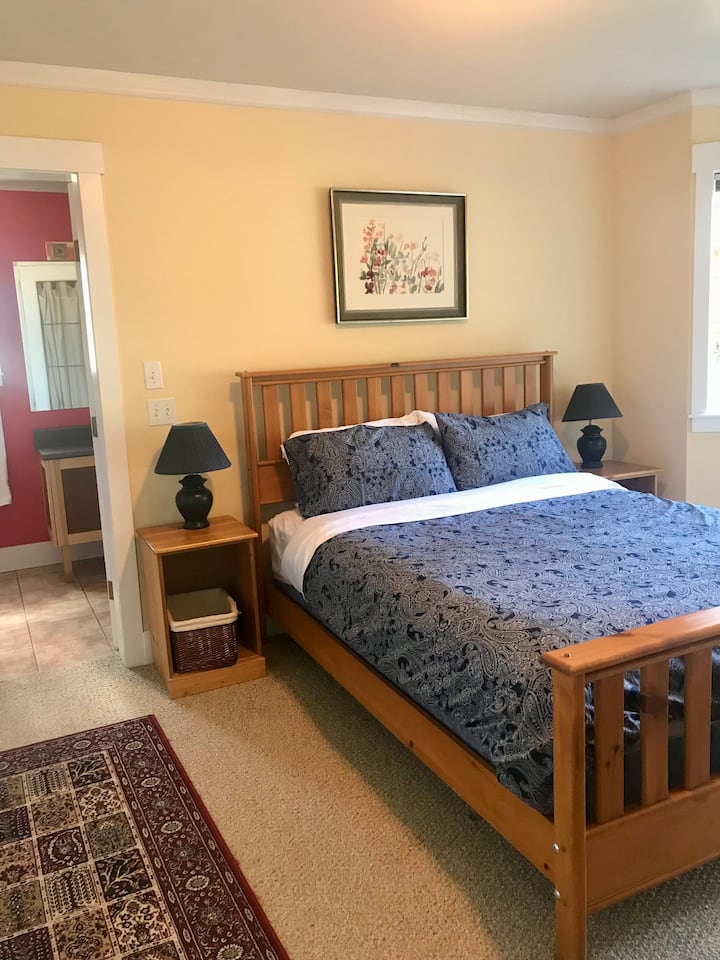 Madrona Suite On Lakefront Farm - Galiano Island