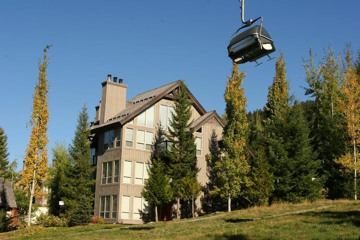 True Ski-in/out 3 Bdrm 2 Bath Off Blackcomb Slope - 휘슬러