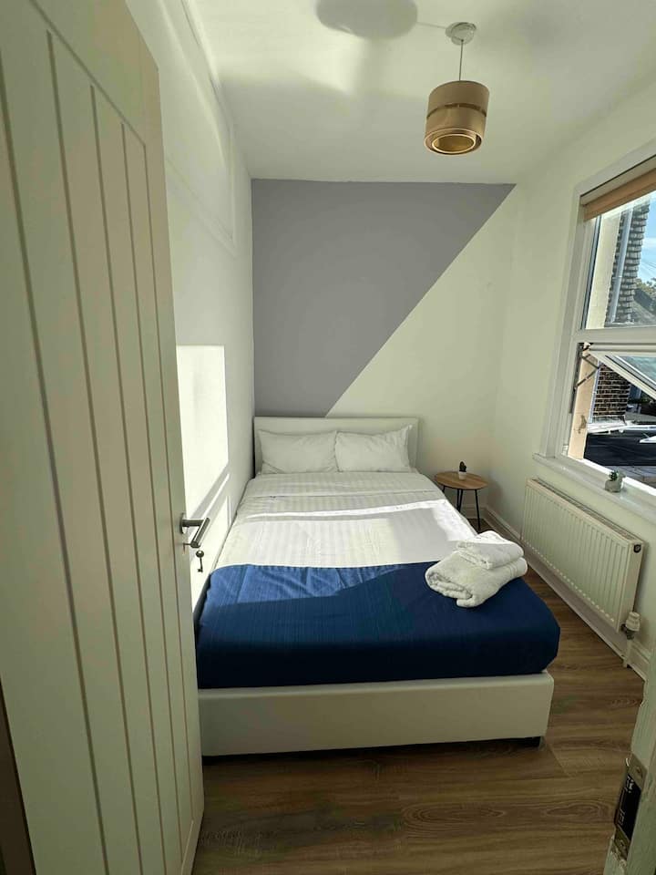Cheap Small Double Room At Our Friendly House - Barking