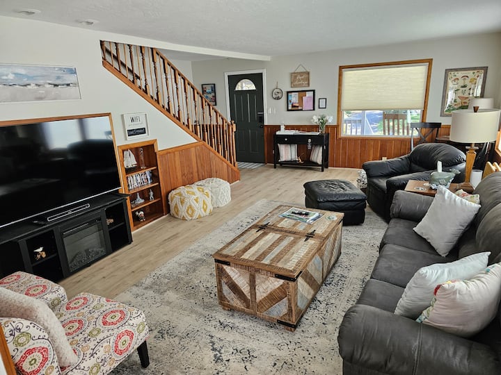 Comfy Large Home, Near Beaches, King Bed, Sleeps 9 - Brookings, OR