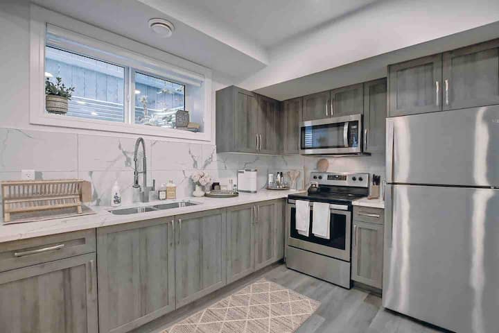 Adorable 1-bedroom Basement Suite In Edmonton - St. Albert