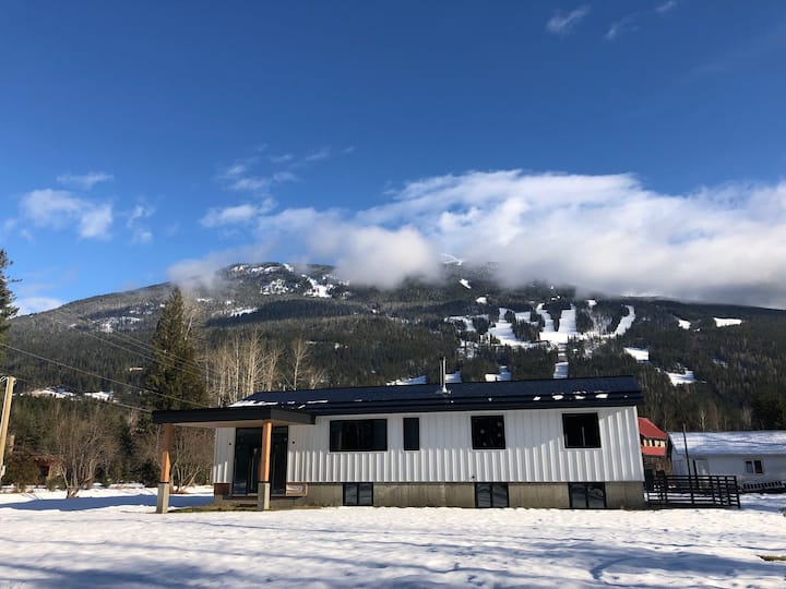 Revy Retreat- Clean 2 Br Custom Built Suite - Revelstoke